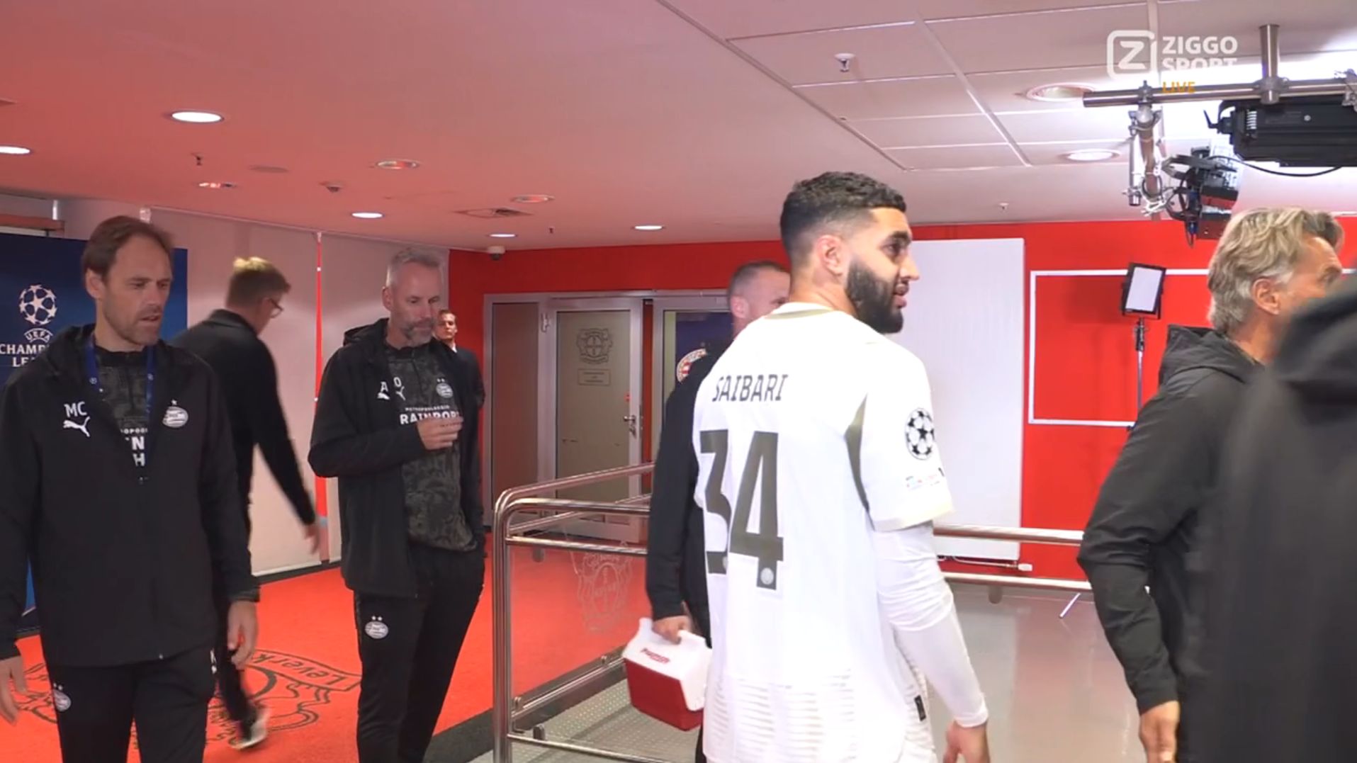 Bizar: PSV-speler komt te laat voor aftrap van tweede helft tegen ...