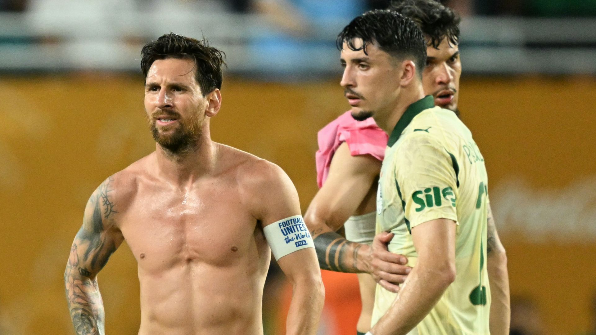 Messi loopt hoofdschuddend van het veld, commentator denkt te weten ...