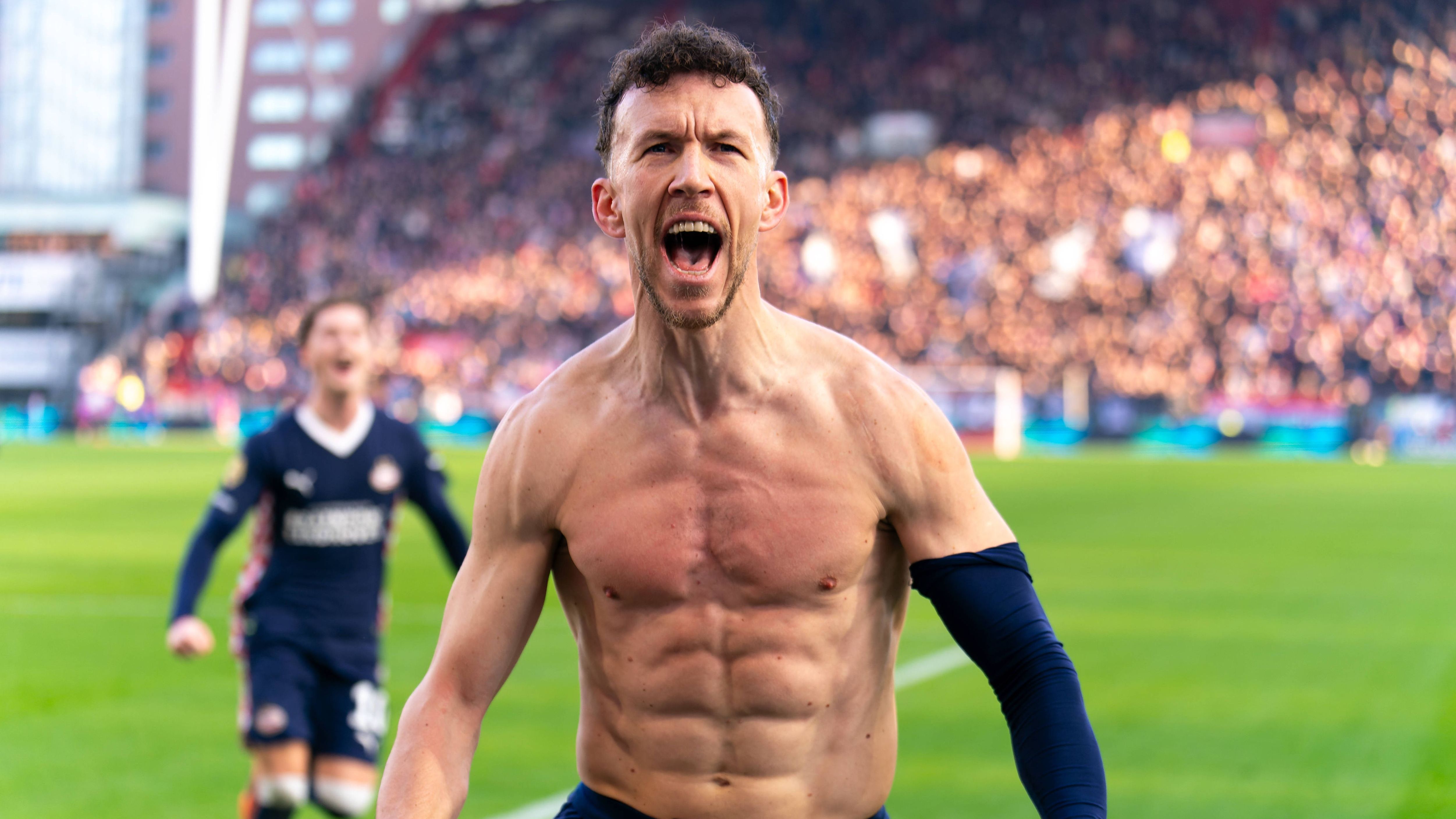 Bibberend PSV wint met tien man van FC Utrecht dankzij Ricardo Pepi en Ivan Perisic | Voetbalzone