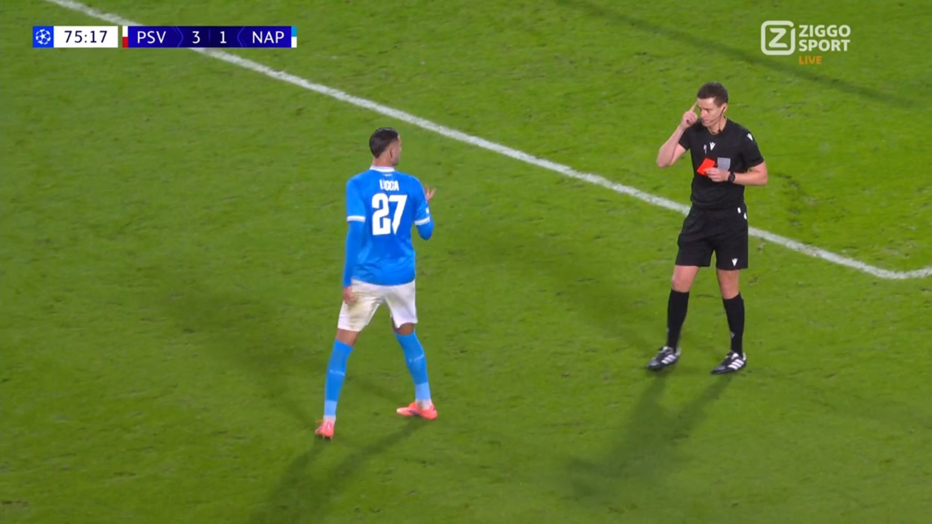 Lorenzo Lucca maakt gebaar naar scheidsrechter en wordt met rood ...