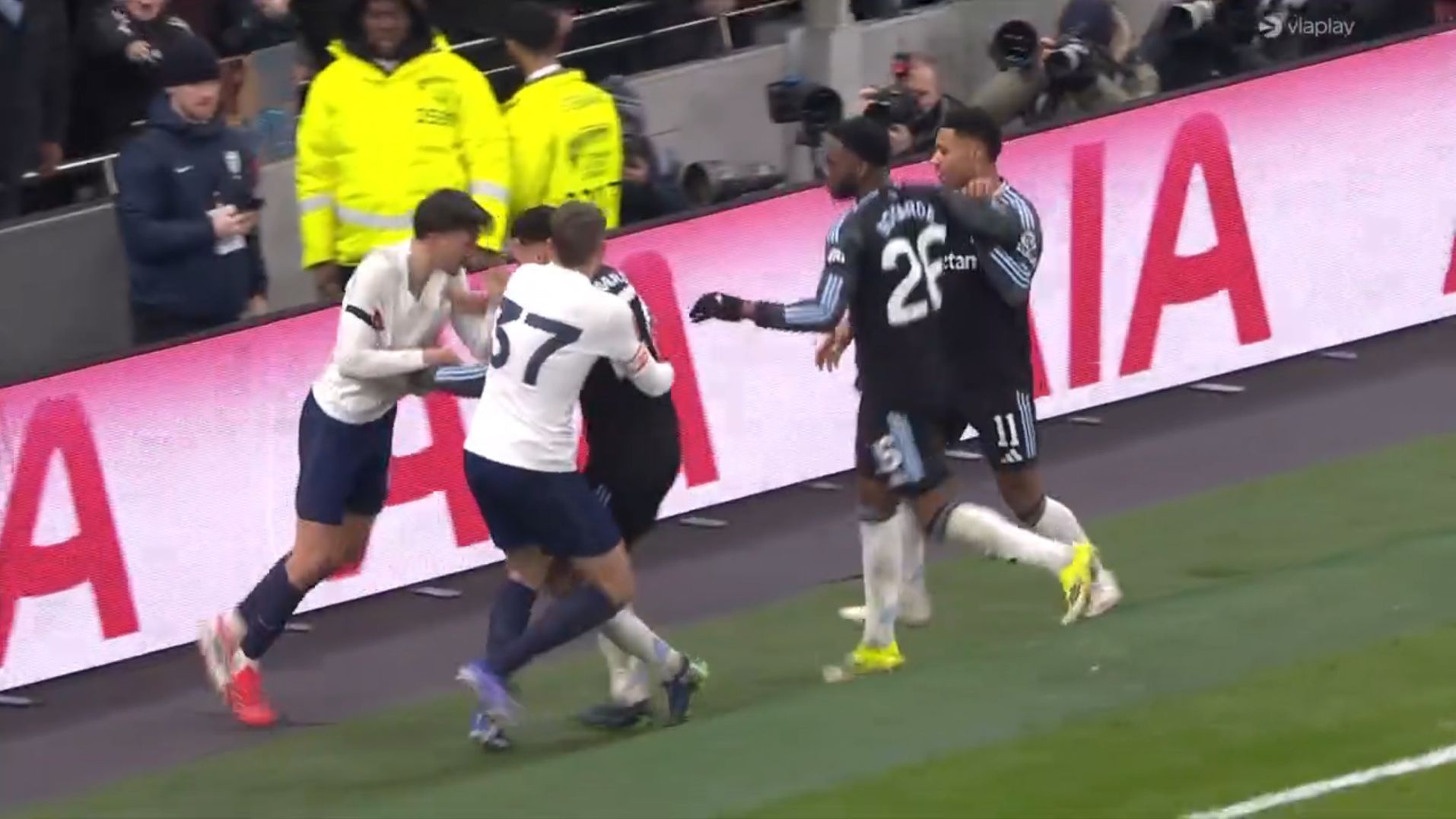 Micky van de Ven voorkomt vechtpartij na nieuwe nederlaag Tottenham ...