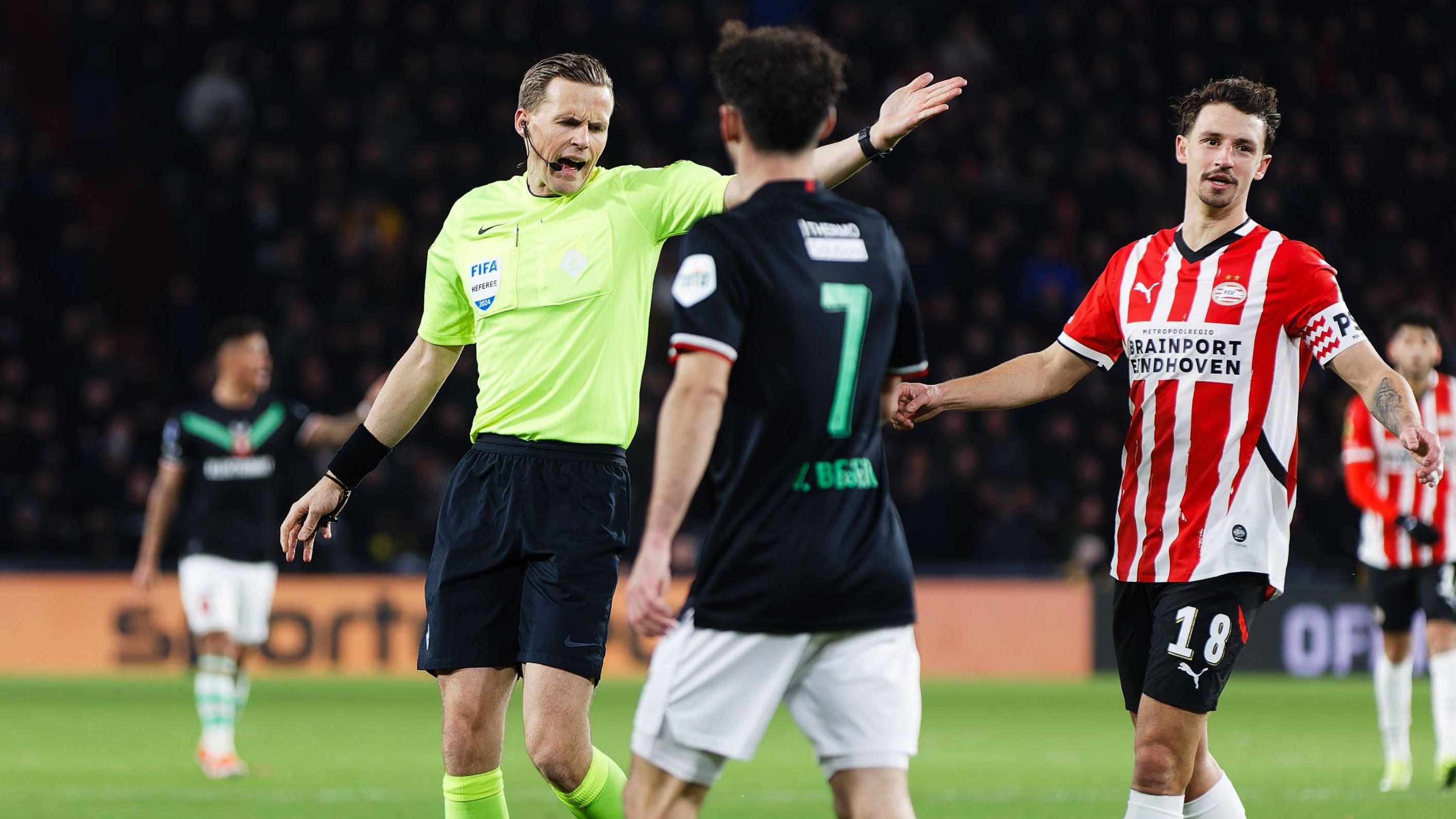 Blunder van scheidsrechter bij PSV - FC Twente? 'Ik zit hardop te lachen hier! Hoe bestaat dit ...
