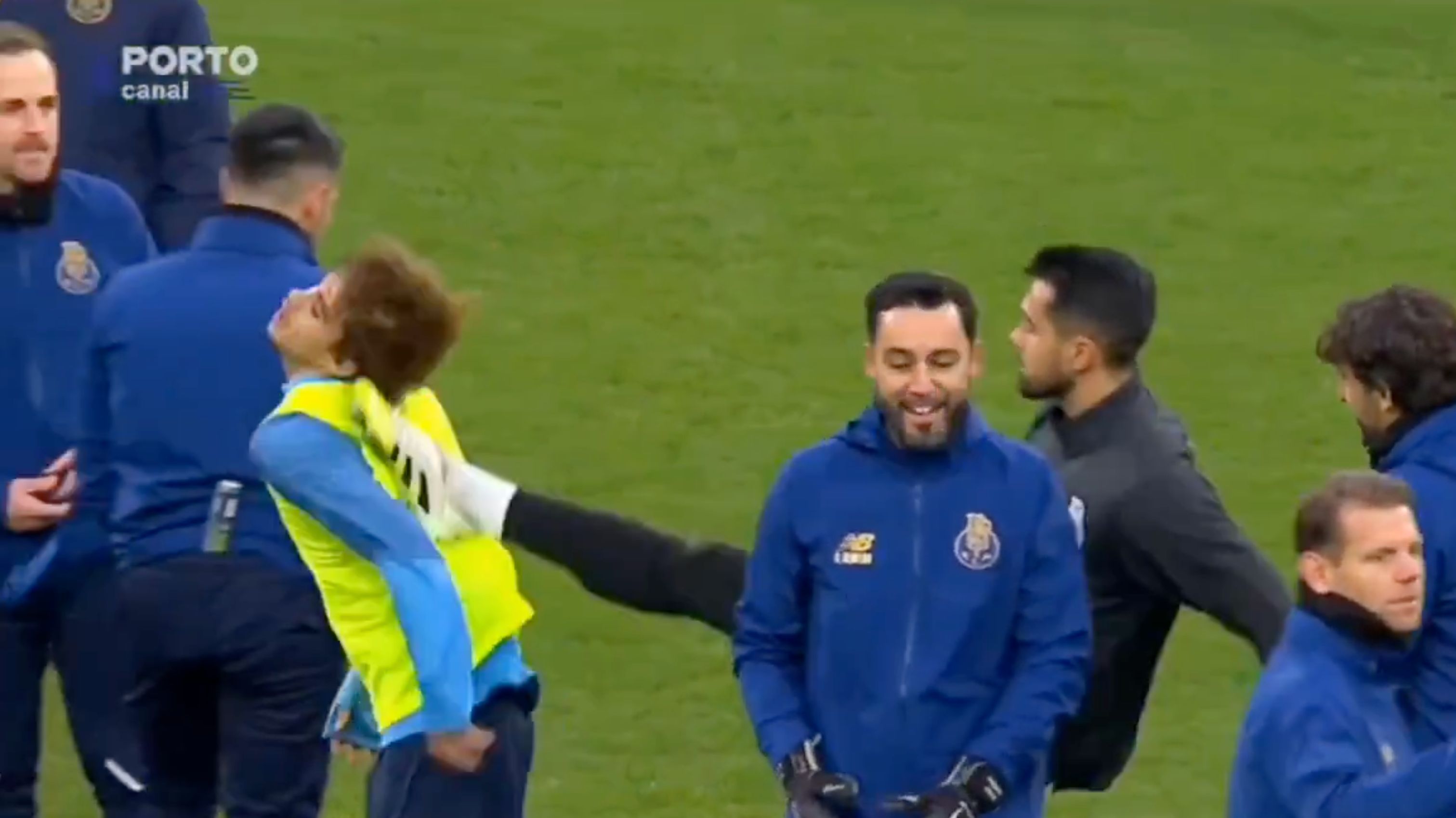 Francesco Farioli getuige van opmerkelijk moment bij FC Porto: Diogo ...