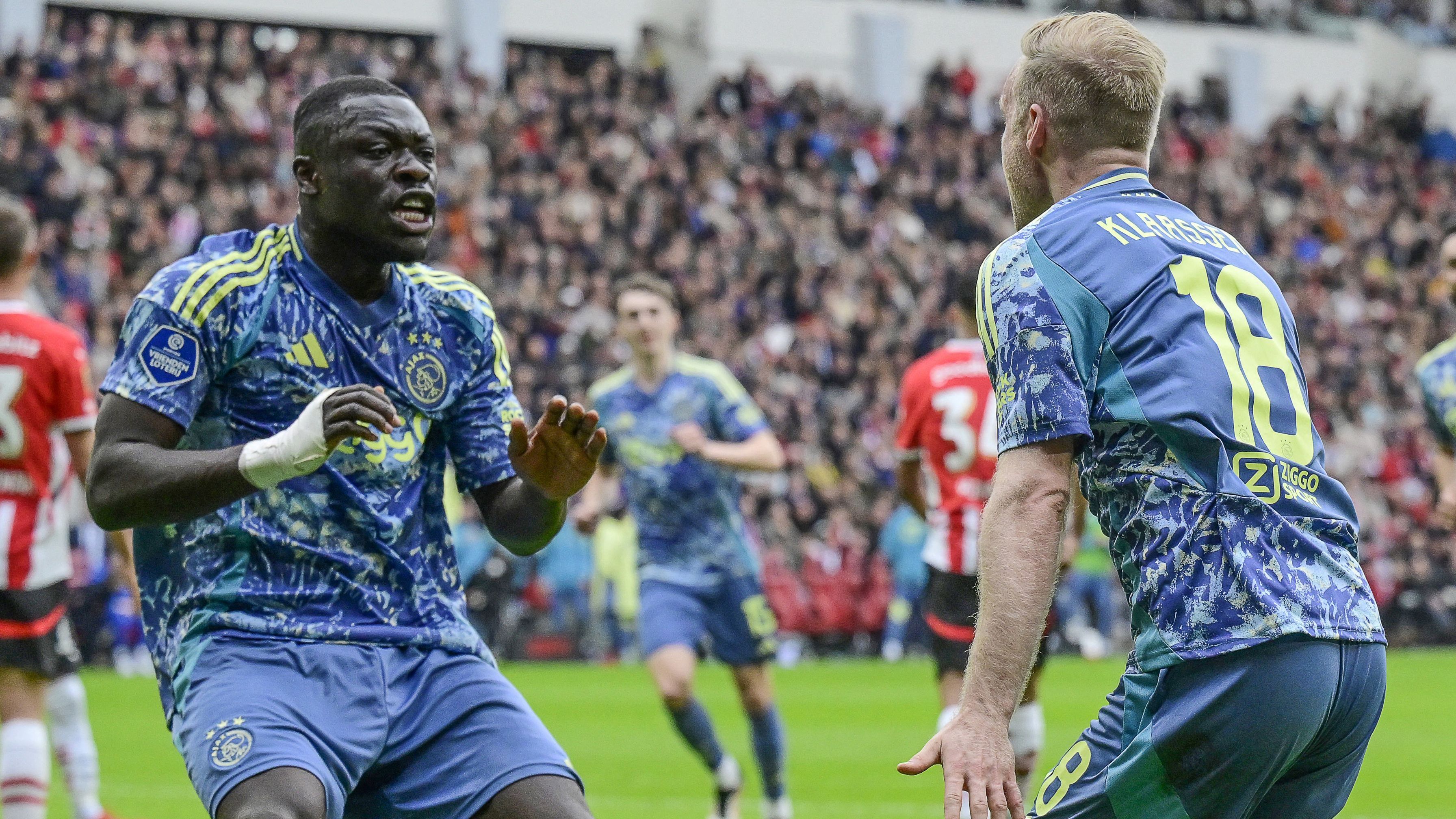 Salarissen Ajax spelers: Wie is de best betaalde contractspeler en ...