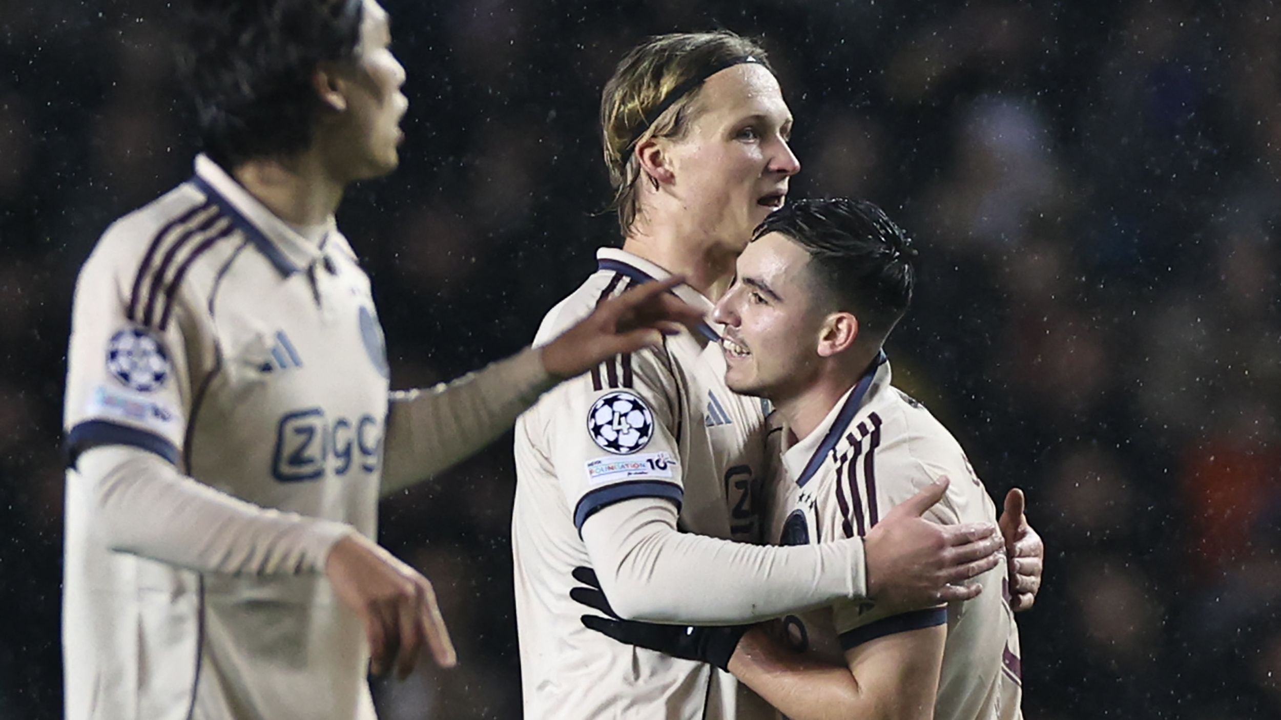 Salarissen Ajax spelers: Wie is de best betaalde contractspeler en ...