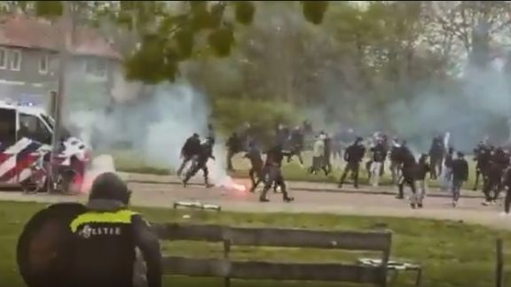 Supporters van Feyenoord slaags met ME: 'Vuurwerk, stenen en stoeptegels' | Voetbalzone