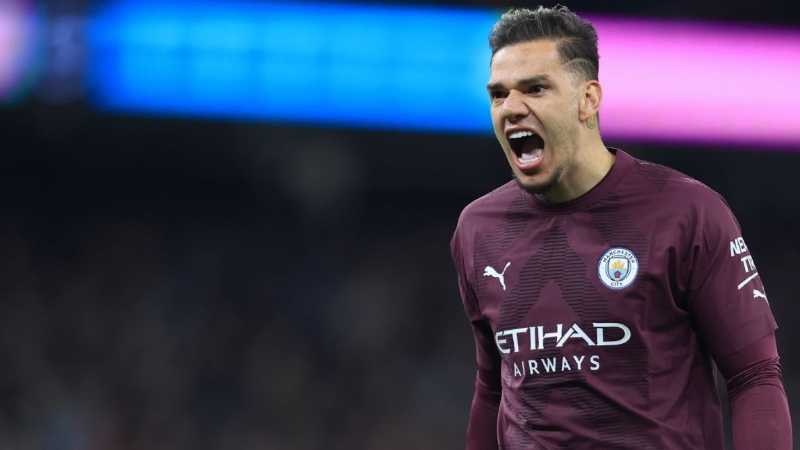 Ederson dreef middels handgebaren de spot met Arsenal-supporters ...