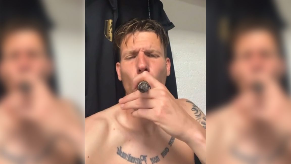 Kramer rookt sigaar en zingt bekend Feyenoord-liedje in kleedkamer van RKC | Voetbalzone