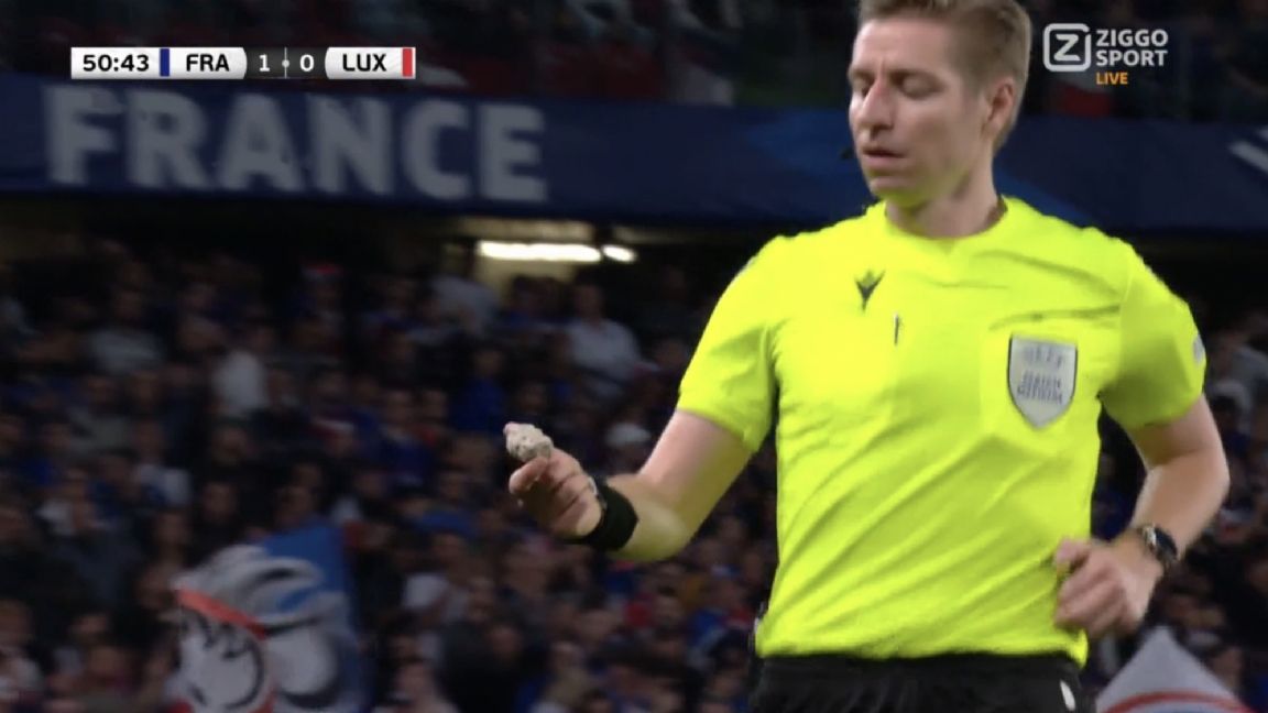 Spelers Frankrijk en Luxemburg met de schrik vrij na bizar voorwerp uit ...